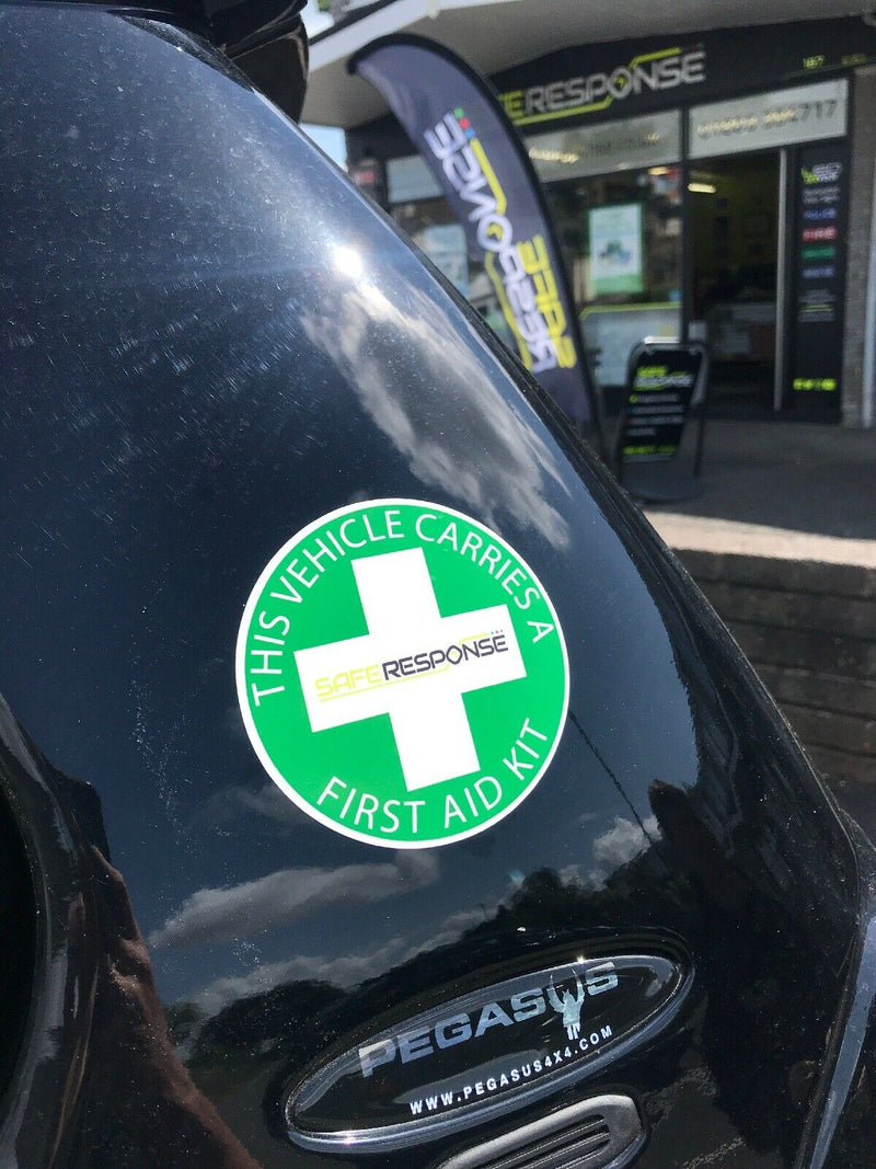Sticker THIS VEHICLE CARRIES A FIRST AID KIT Logo – Safe Response UK